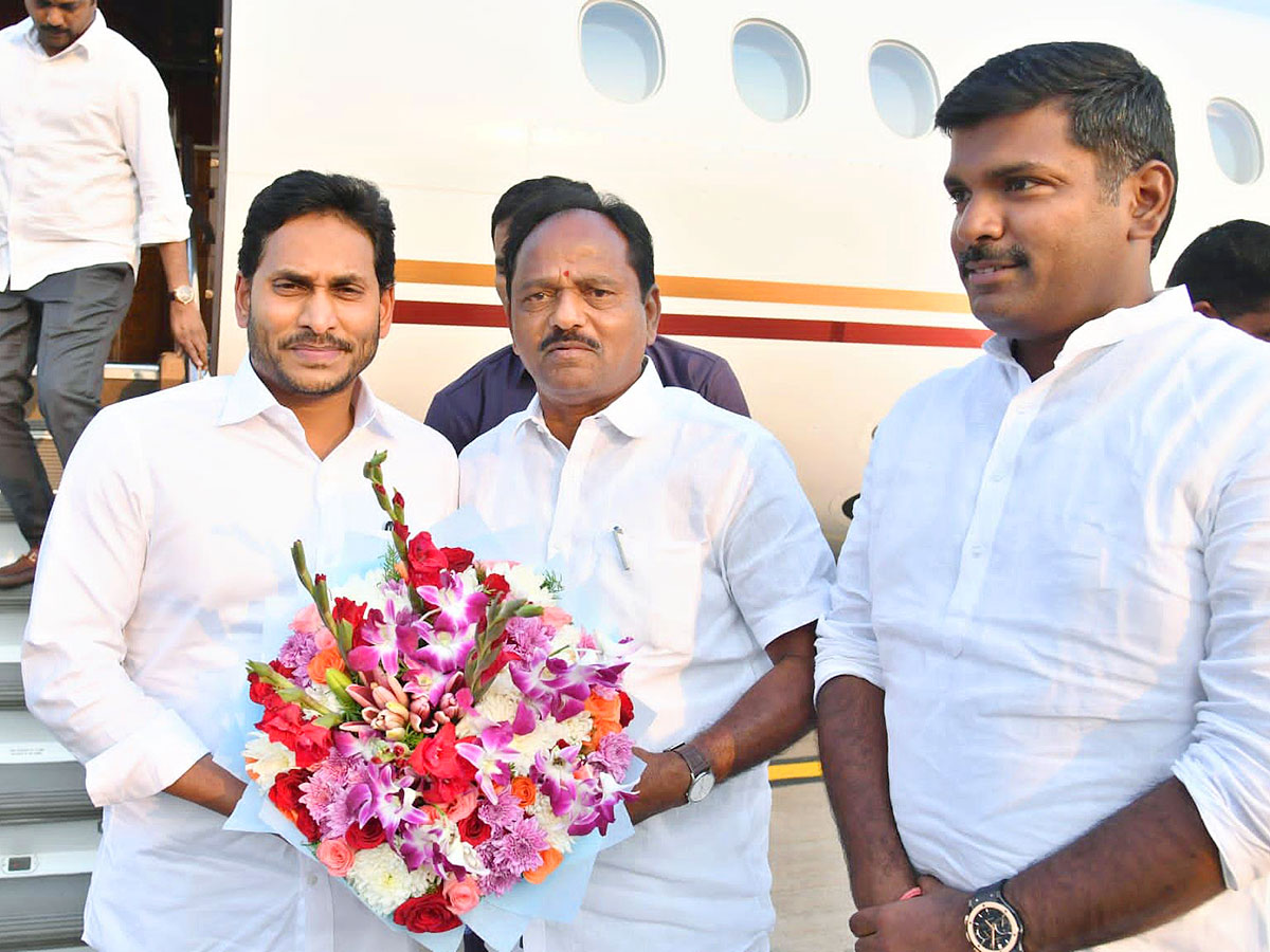Grand Welcome to CM YS Jagan in Visakhapatnam Photos - Sakshi